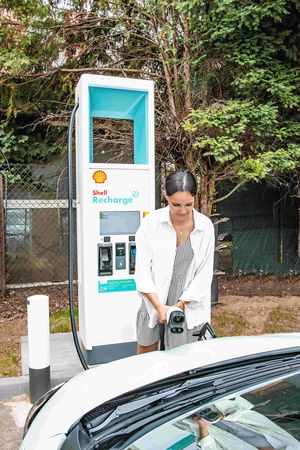 Adler Smart Solutions - 100 neue Ladesäulen an Shell-Stationen ...